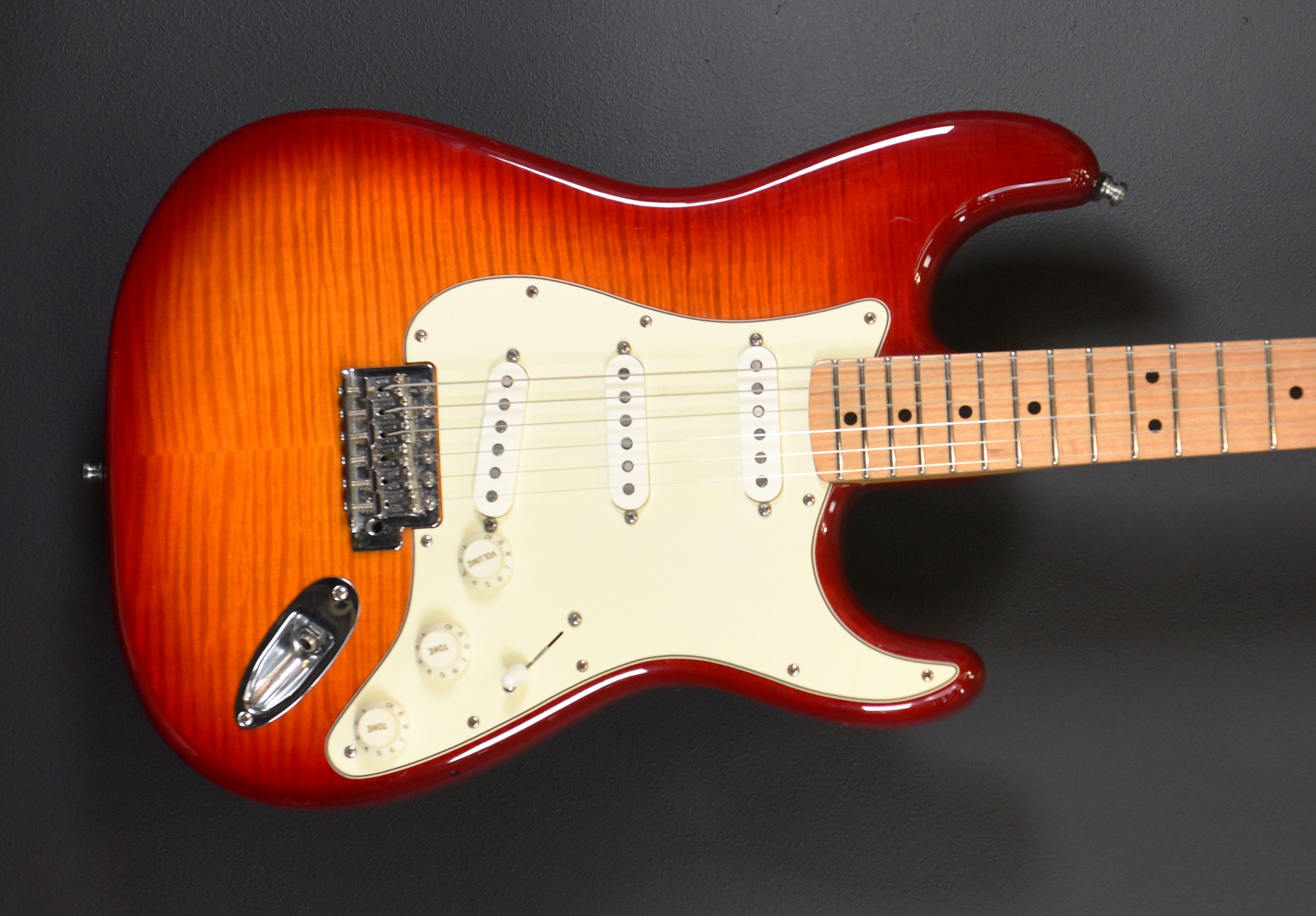Used Standard Plus Top Strat '13 – Dave's Guitar Shop
