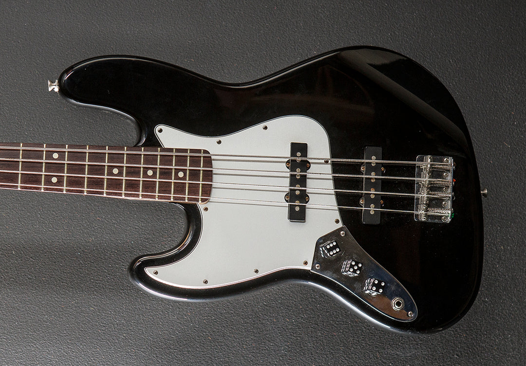 Lefty Electric Basses – Dave's Guitar Shop