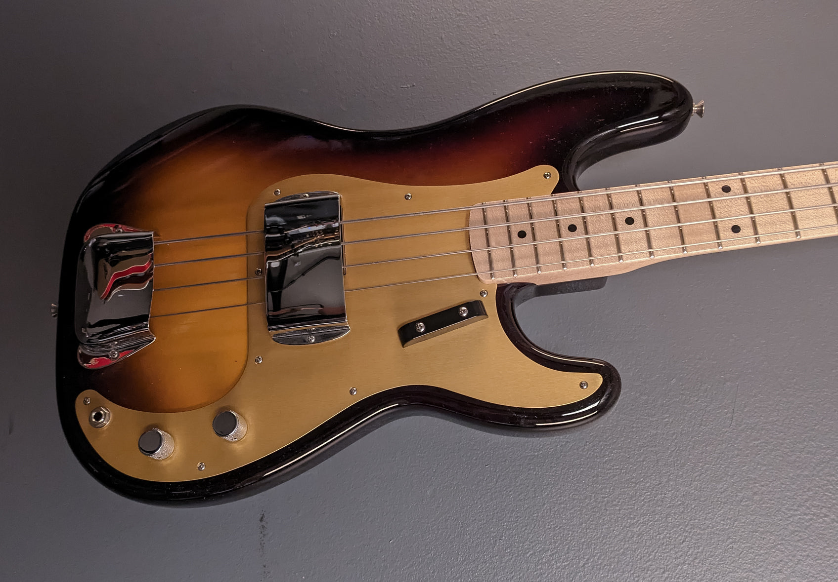 Vintage Custom '57 P Bass - Wide Fade 2 Color Sunburst – Dave's Guitar Shop